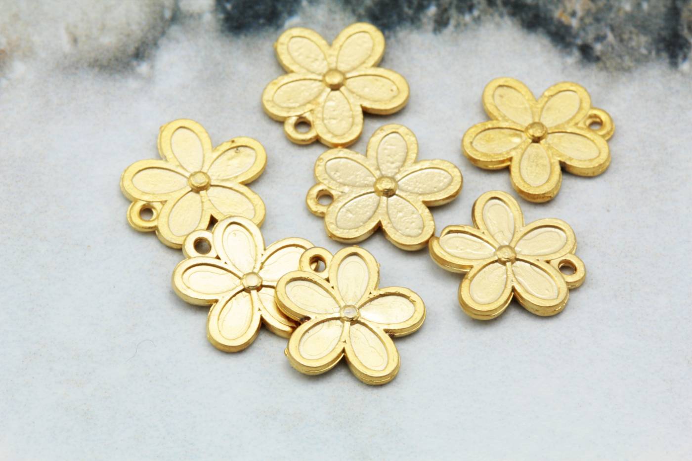 11mm Gold Daisy Pendants / GPY-272 | Pendants